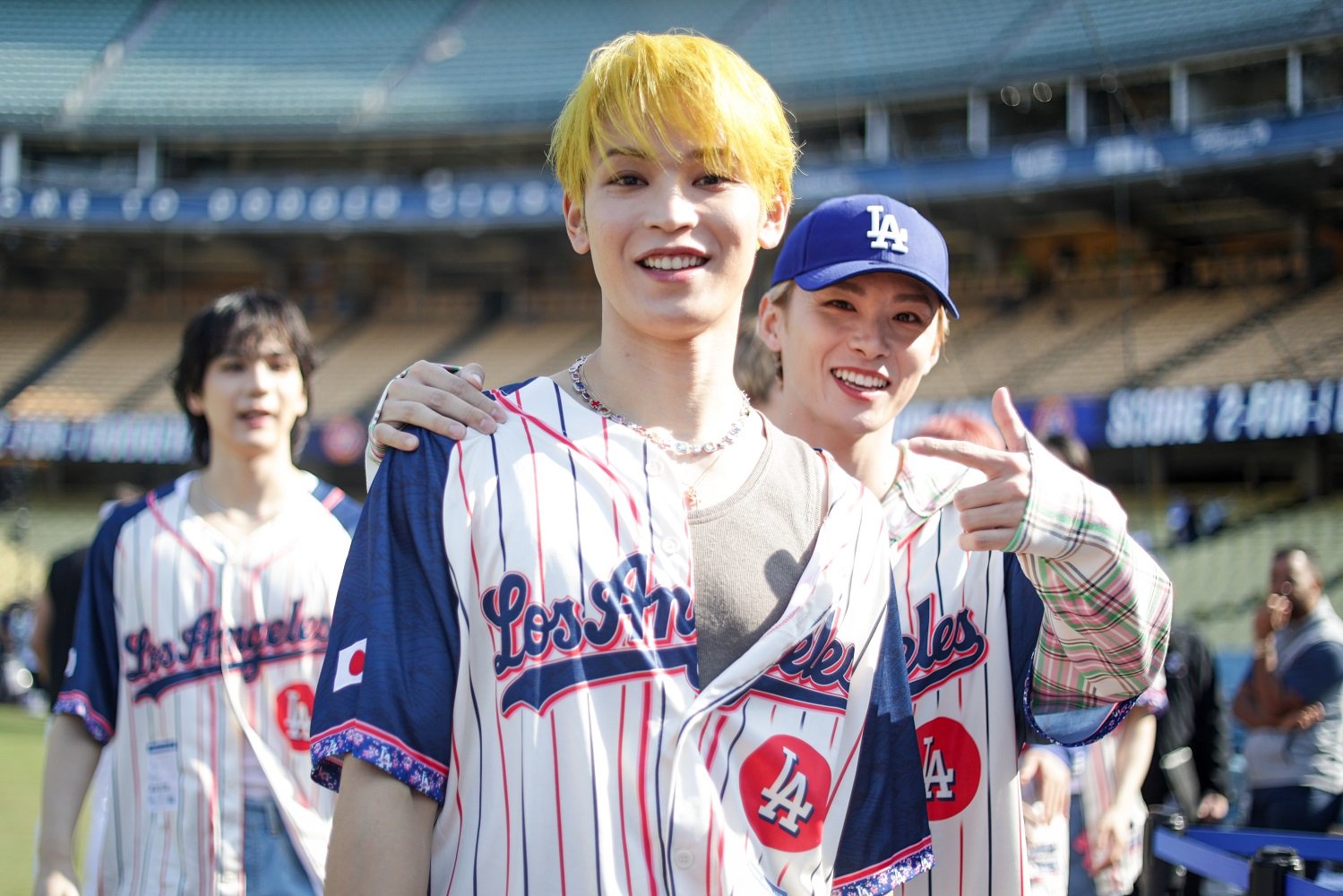 JO1がMLB「ドジャース vs マーリンズ」の Japanese Heritage Nightで、大熱狂のパフォーマンス！試合前にはベッツ選手らと交流、大谷翔平選手と同じフィールドに立ち大 ...